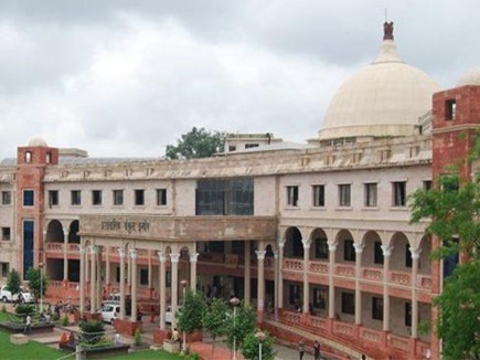 Indore News: कलेक्टर कार्यालय की हेल्प डेस्क पर तहसीलदार, बाबू और ...