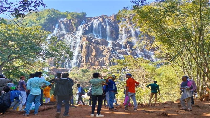 Jagadalpur News: अबूझमाड़ की शान हांदावाड़ा जलप्रपात के दीदार को उमड़ ...