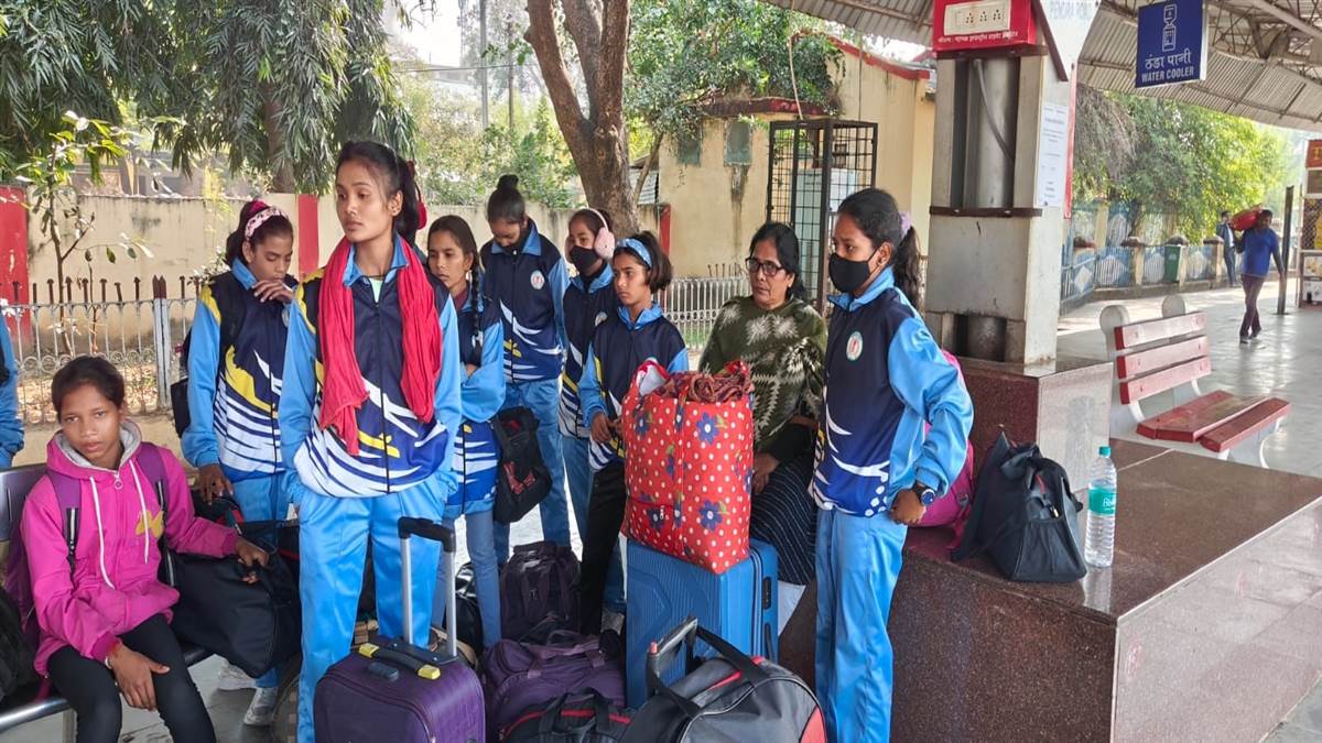 जिले की राष्ट्रीय जिमनास्टिक खिलाड़ी छत्तीसगढ़ संपर्क क्रांति एक्सप्रेस