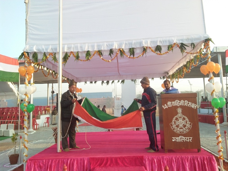 Gwalior Republic day News: 38 सालों से बांध रहे एसएएफ मैदान पर ध्वज, आज ...