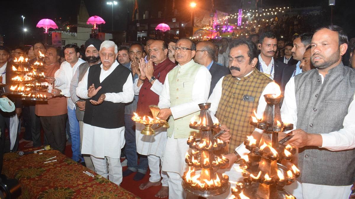 Jabalpur News : उमाघाट में मनमोहक रही इंद्रधनुषी आतिशबाजी, कन्याओं का ...