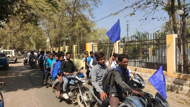 Bhim Army Protest in Gada: भीम आर्मी ने धीरेंद्र शास्त्री के भाई की ...