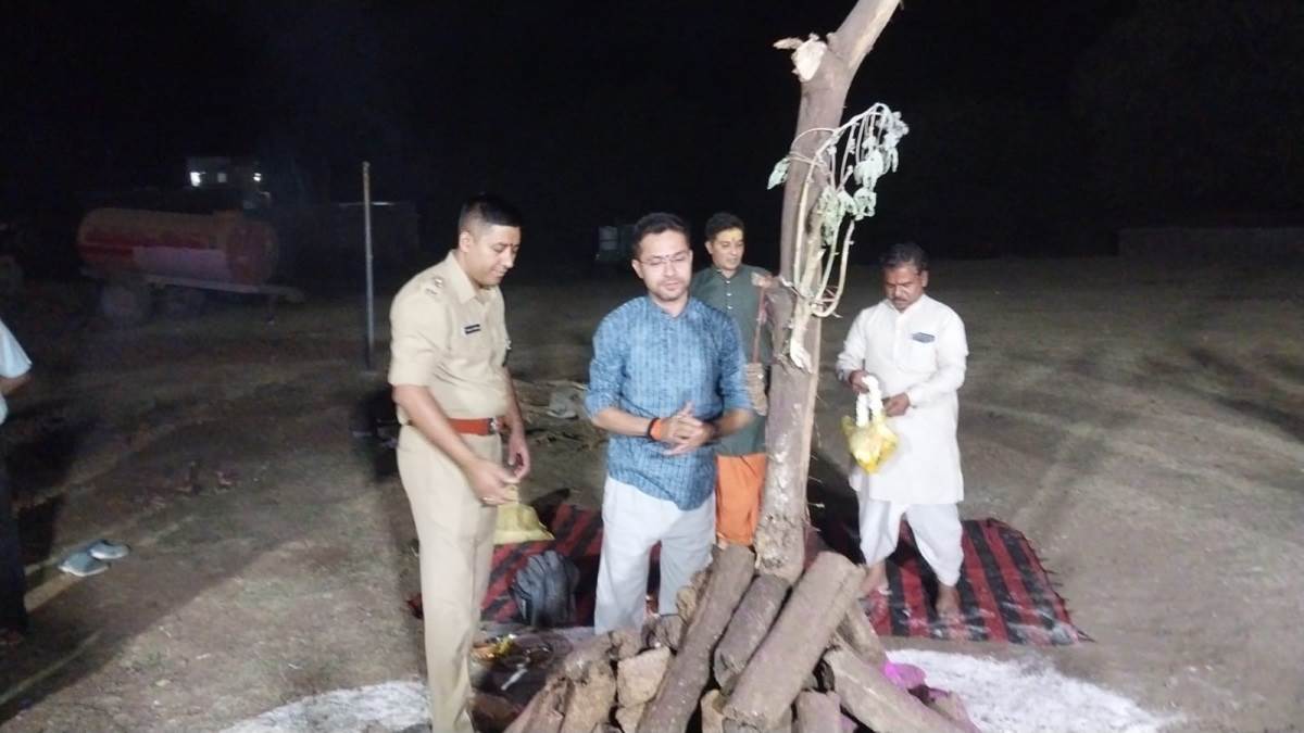 Harda News: पटाखा फैक्ट्री विस्फोट पीड़ितों के साथ कलेक्टर ने मनाई होली ...