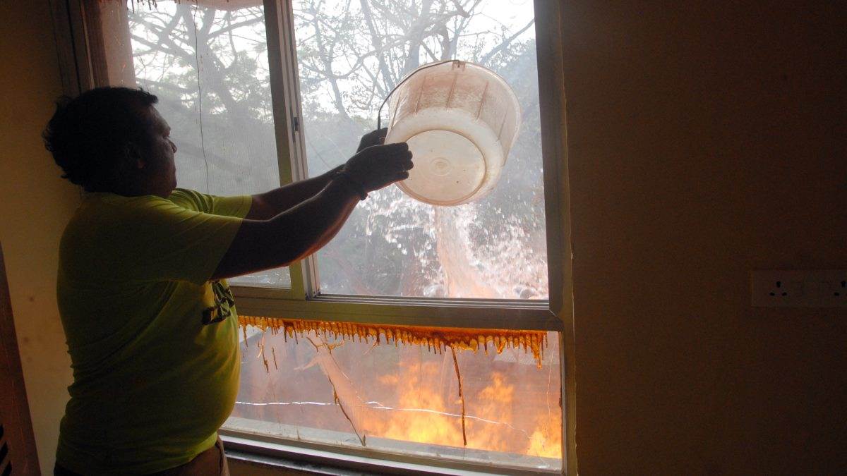 Fire In Bhopal: विधायक विश्राम गृह परिसर में लकड़ियों में लगी आग, इमारत ...