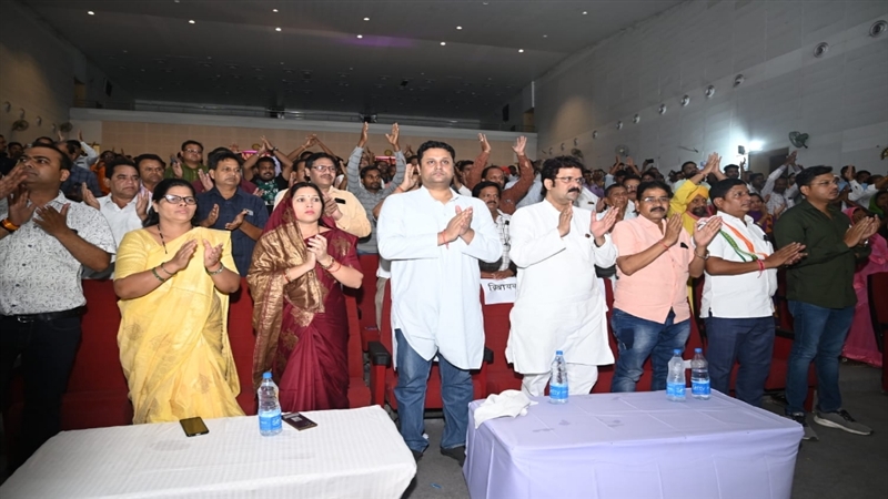 Raigarh News: एक शाम शहीदों के नाम कार्यक्रम में भावुक हुए मंत्री उमेश ...