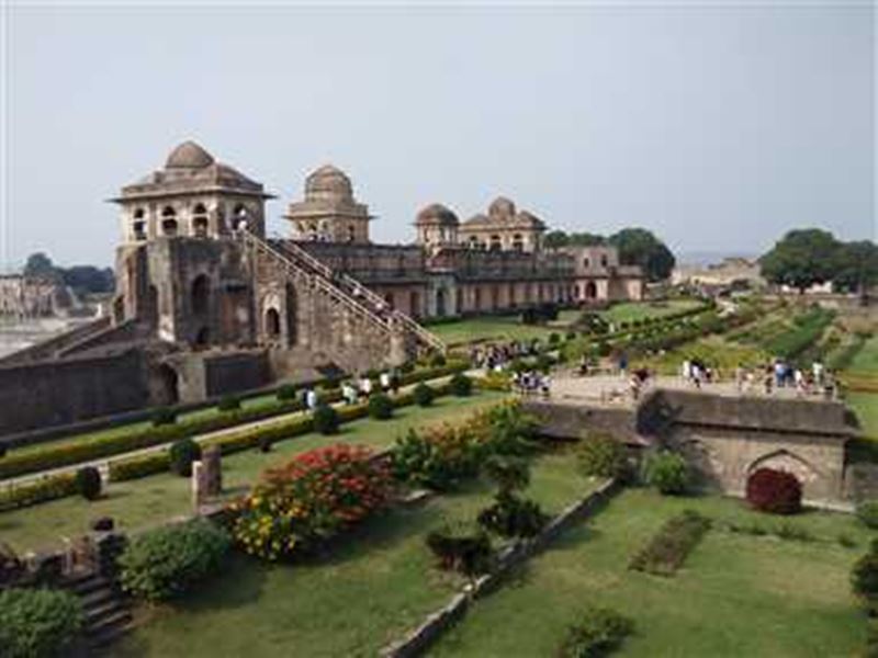 Tourist Place Near Indore: पर्यटकों को पसंद आ रही मांडू-महेश्वर की ...