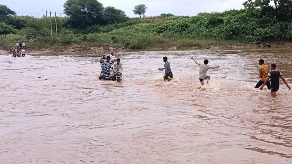 Kwari River Overflow: क्वारी नदी ने दिखाया अपना रौद्र रूप, बामसोली रपटा पर पानी, जान खतरे में ...