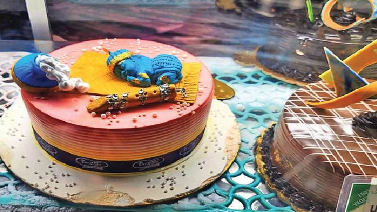 परम के केक पर कान्हा की आकृति, श्रद्धालु ने भुगतान कर विसर्जित किया ...