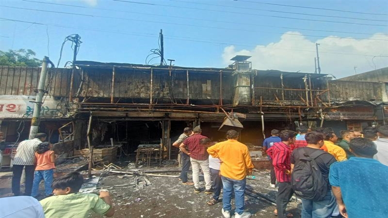 Fire In Indore: इंदौर में गंगवाल बस स्टैंड के सामने रेस्टारेंट में लगी ...