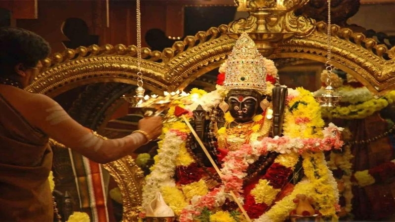 आपके कुल देवता कौन हैं कैसे होती है कुलदेवता की पूजा यहां जानें सबकुछ ...