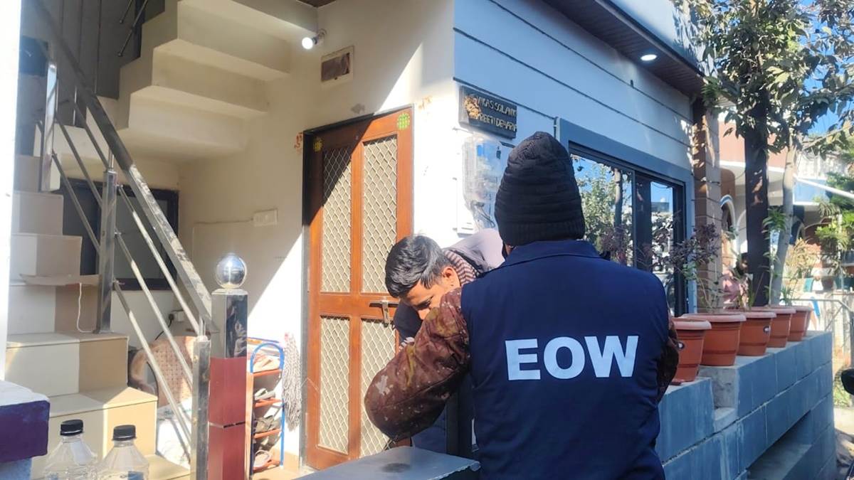 रतलाम नगर निगम के लेखाधिकारी के पिता के घर ईओडब्ल्यू की कार्रवाई, आय से 240 गुना संपत्ति - EOW ...