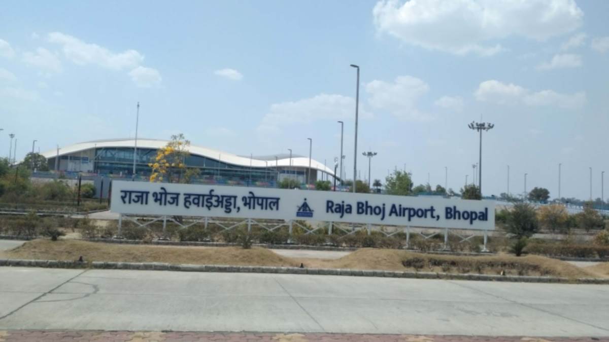 Bhopal News: एयरपोर्ट की दीवार से सटकर हो रहा अवैध निर्माण, नगर निगम ...
