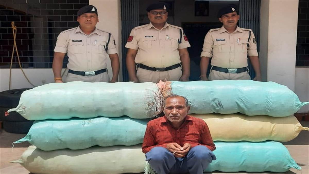 पुलिस को चकमा देने के लिए पिता की कब्र के पास तस्कर ने छिपा रखा था दो ...