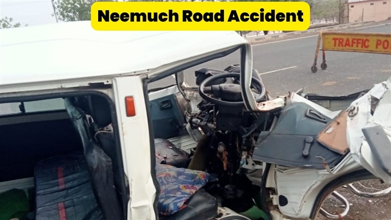 Neemuch Accident: नीमच के मनासा में खड़ी ट्राली से टकराई वैन 3 की मौत 4 ...