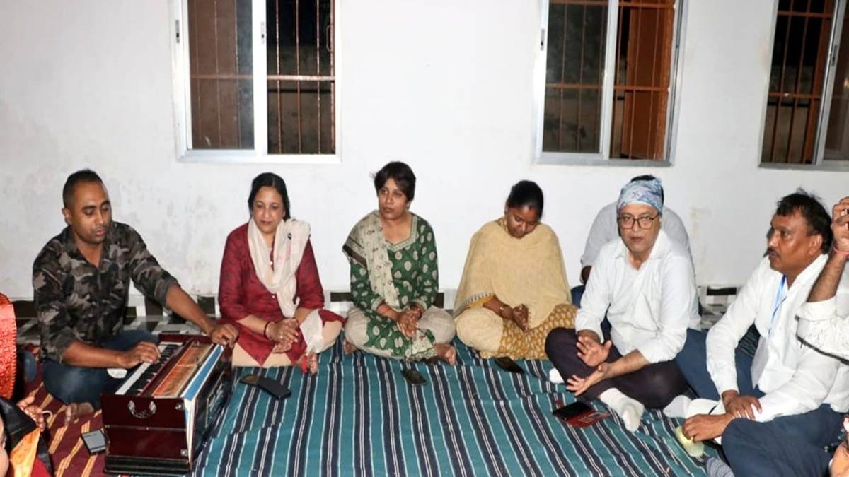 Shahdol News : पकरिया के लोगों को निराश देख कलेक्टर ने कराया भजन कीर्तन ...
