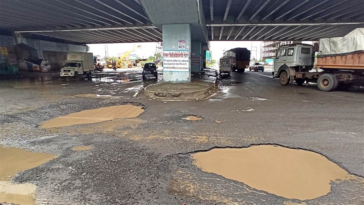 Poor Road Construction : राष्ट्रीय राजमार्ग 12 में आधा दर्जन से अधिक ...
