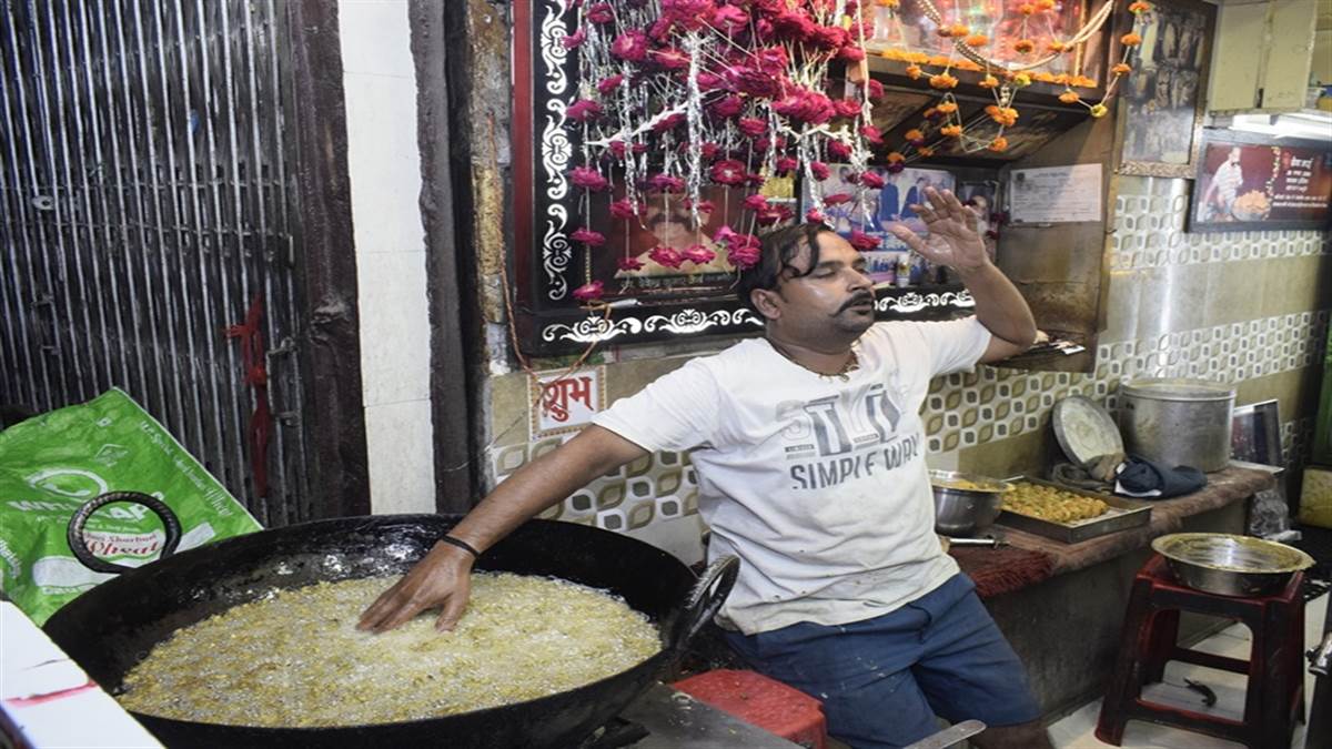 Deva Mungode Wale In Jabalpur : यहां खौलते तेल के कड़ाहे में हाथ डालकर ...