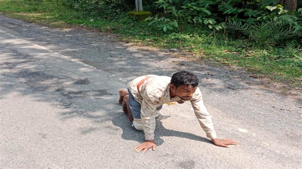 मनोकामना पूरी होने के बाद घुटनों के बल दंतेश्वरी माता के दर्शन के लिए ...