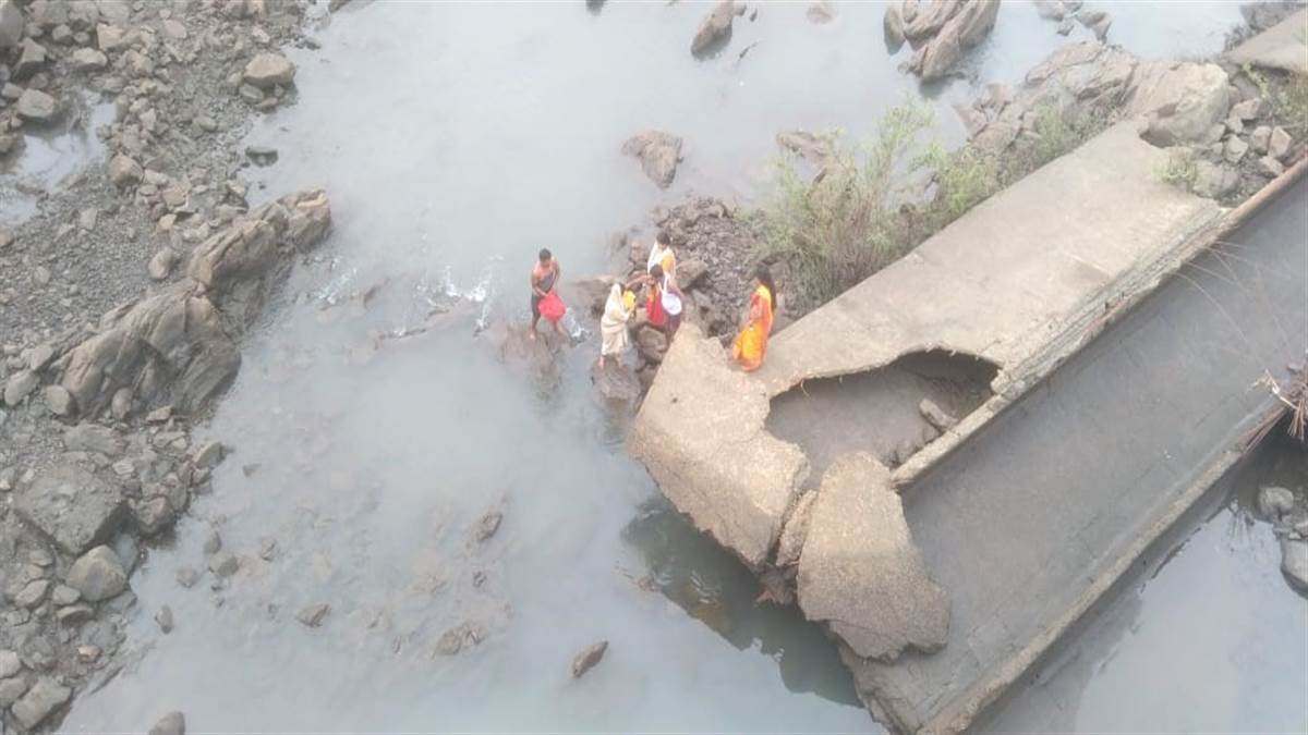 Korba News : जल स्तर बढ़ने से बांगो बांध के बीच फंसा परिवार, करना पड़ा ...