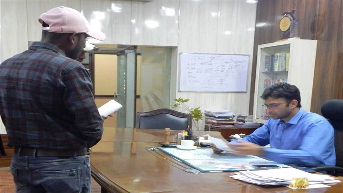 Jan Chaupal Raipur: कलेक्टर ने सुनी लोगों की समस्याएं, शासकीय व निजी ...