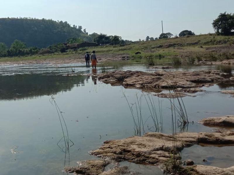 धार जिले में जान दांव पर लगाकर नदी पार करते हैं 12 गांवों के लोग