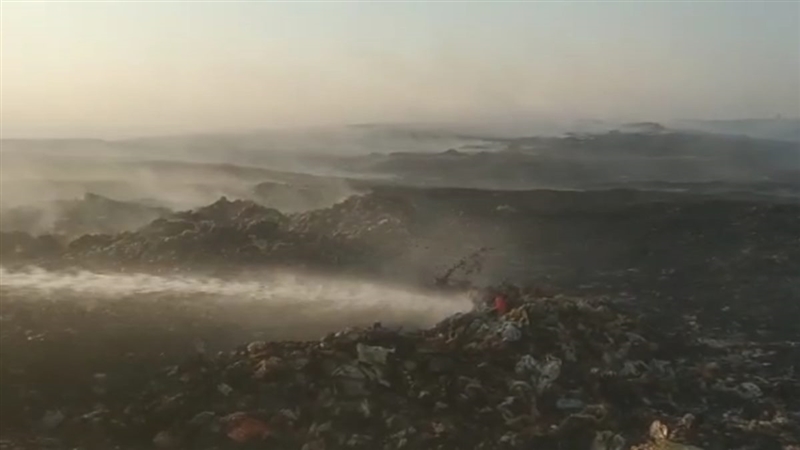 Bhopal News: कचरा खंती में कम हुई आग लेकिन अभी भी धुएं से घुट रहा आसपास ...