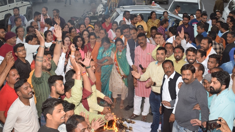 Karant : विधायक पर साध रहे निशाना - Targeting the MLA