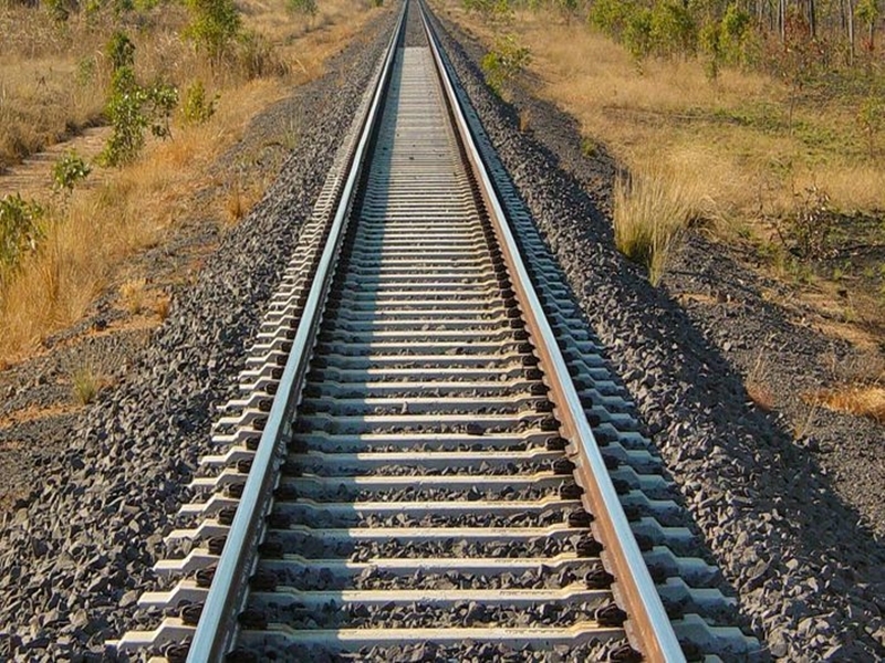 Railway News: पटरी पर रख दिया लोहे का पोल, दुर्घटना से बची मालगाड़ी व ...