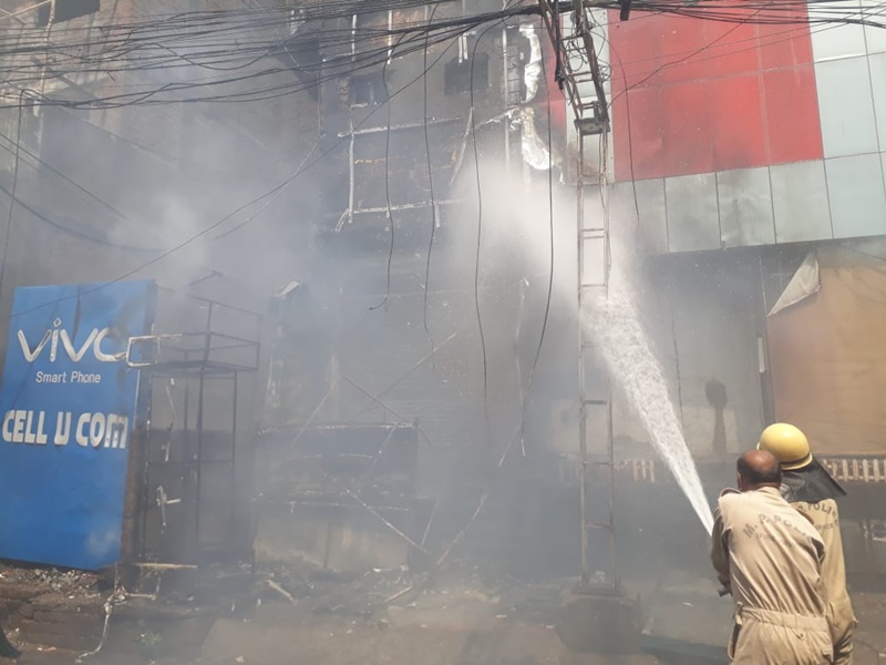 Fire in Indore: केबल में शार्ट सर्किट से मोबाइल की दुकान में आग, देखें ...