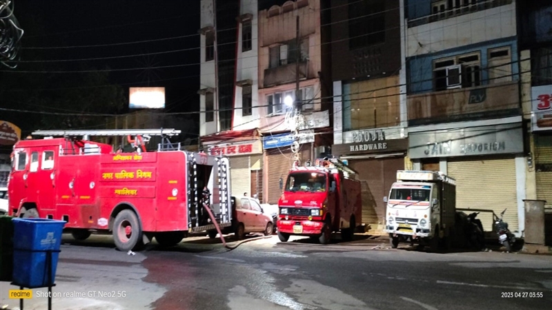 Fire in Gwalior: गोदाम में आग पहली मंजिल पर सो रहा परिवार पड़ोसी की छत ...