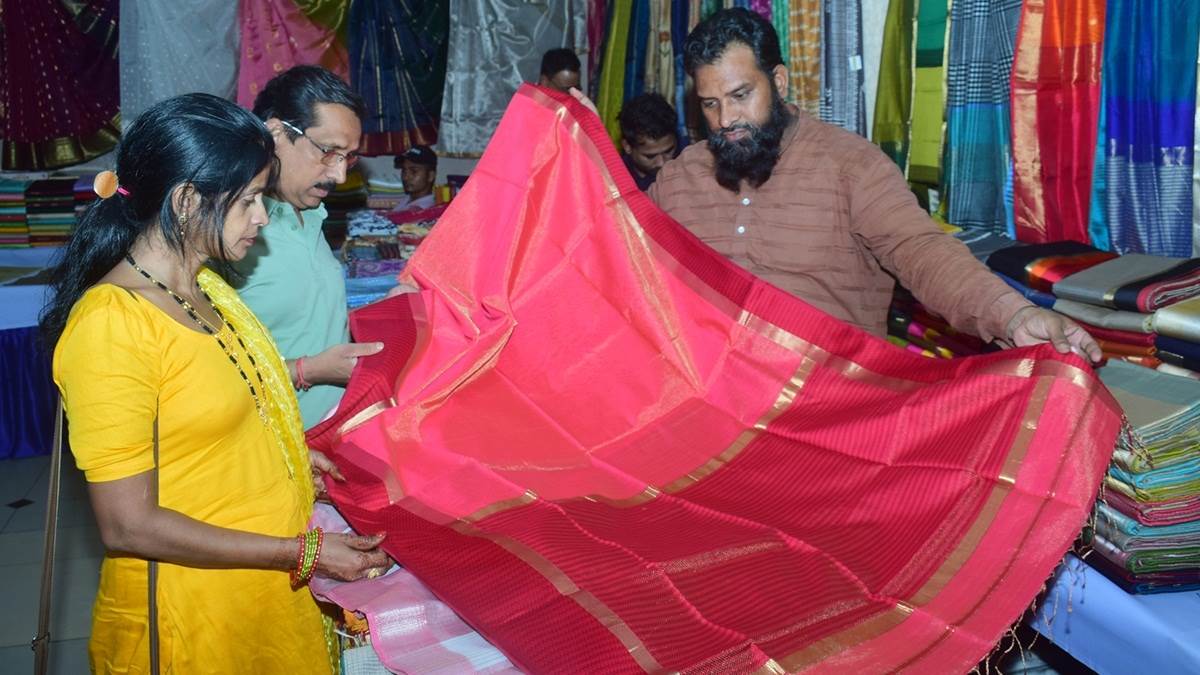 Chanderi-Maheshwari Utsav: जबलपुर में सवा लाख की साड़ी बनी आकर्षण का ...