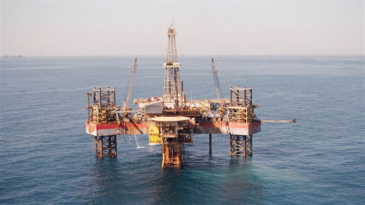 Mumbai: ओएनजीसी के हेलीकॉप्टर की अरब सागर में इमरजेंसी लैंडिंग, 4 ...