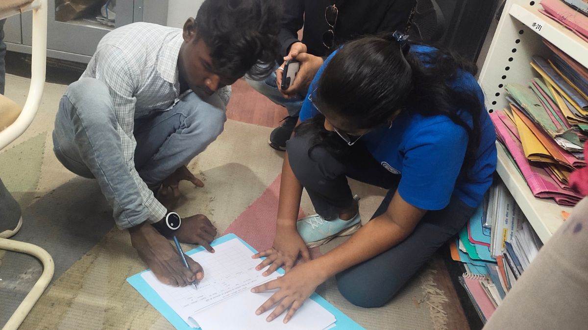 Barwani News: दिव्यांग छात्र ने किया सवाल, मैं पैर से लिखता हूं, क्या ...