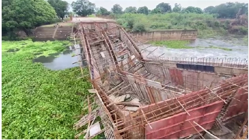 Durg News: पहली ही बारिश में पुल बनाने लगाया स्ट्रक्चर भरभरा कर गिरा ...