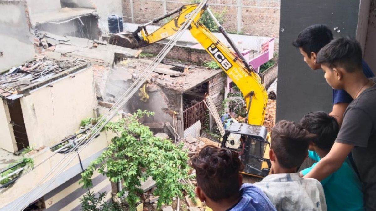 बिना कोई परमिशन लिए सस्ता प्लॉट खरीदना पड़ा भारी... मकान बनाकर रह रहे ...