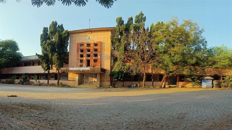 School In Indore: इंदौर के स्कूल भवन अधूरे कक्षाओं में बैठने की राह तक ...