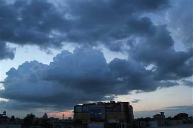 Jabalpur weather: तूफानी बादल आगे बढ़े, तापमान तीन डिग्री नीचे आया