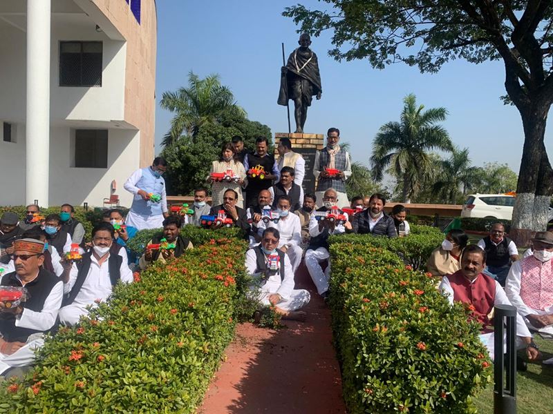 MP Assembly: मध्य प्रदेश विधानसभा में खिलौना ट्रैक्टर लेकर कांग्रेस ...