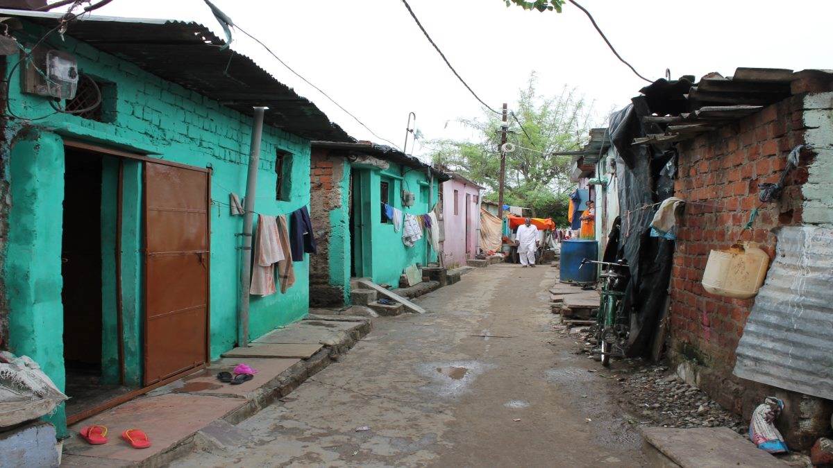 Bhopal News: व्‍यवस्‍था पर भारी झुग्‍गी माफिया... जगह के पांच हजार ...