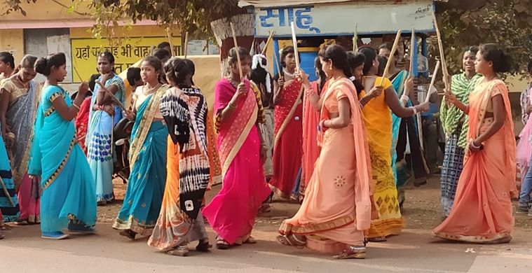 Chhattisgarh culture news: डंडा नृत्य व सुआ गीत गाकर युवक व युवतियों ने ...