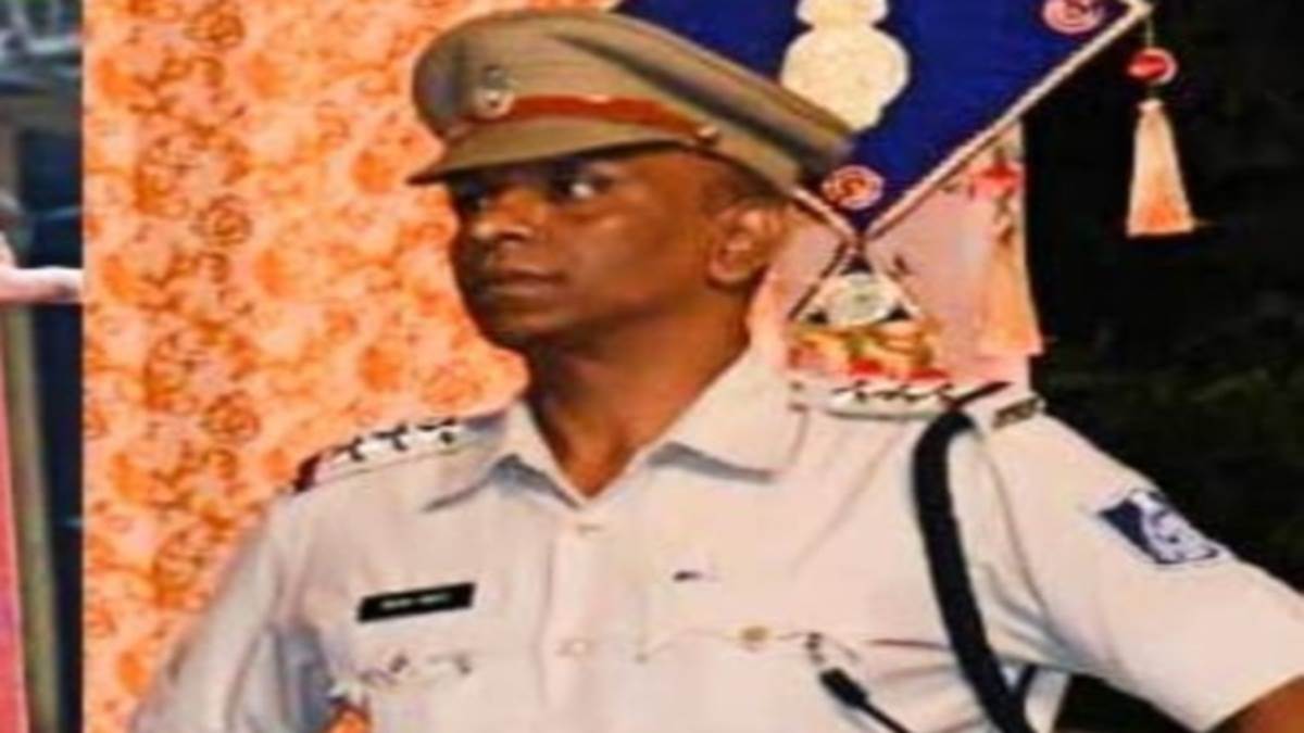 Bhopal Crime News: किक्रेट खेलते समय रक्षित निरीक्षक दीपक पाटिल को हार्ट अटैक - Bhopal Crime ...