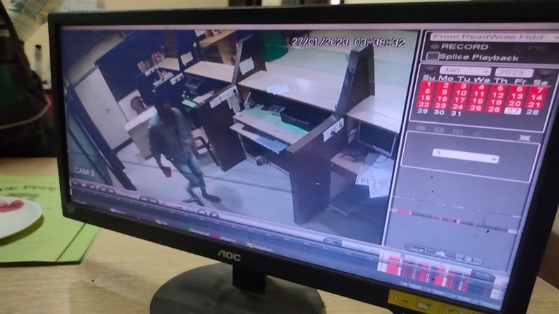 Jabalpur News : रामपुर जोन कार्यालय में दरवाजा जलाकर घुसा चोर तकनीकी सिस्टम ध्वस्त - Thief ...