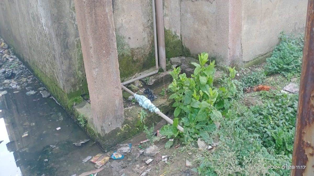 Raipur News: फूटी पाइपलाइन की 50 दिनों से मरम्मत नहीं, पानी के लिए तरस ...