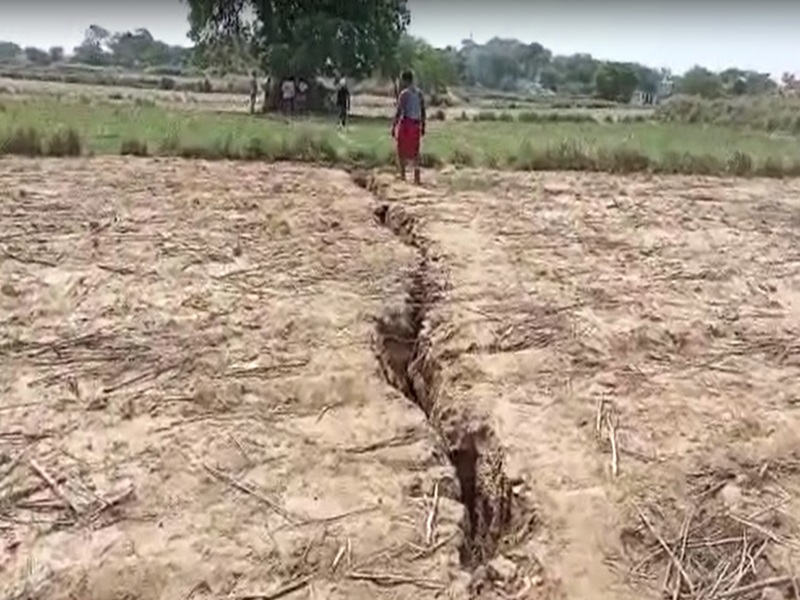 Madhya Pradesh News: भिंड जिले के दो गांवों में जमीन फटी, एक फीट चौड़ी ...