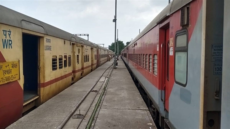 Train In Indore: अवंतिका एक्सप्रेस से लिया सबक रतलाम मंडल कराएगा 400 ...
