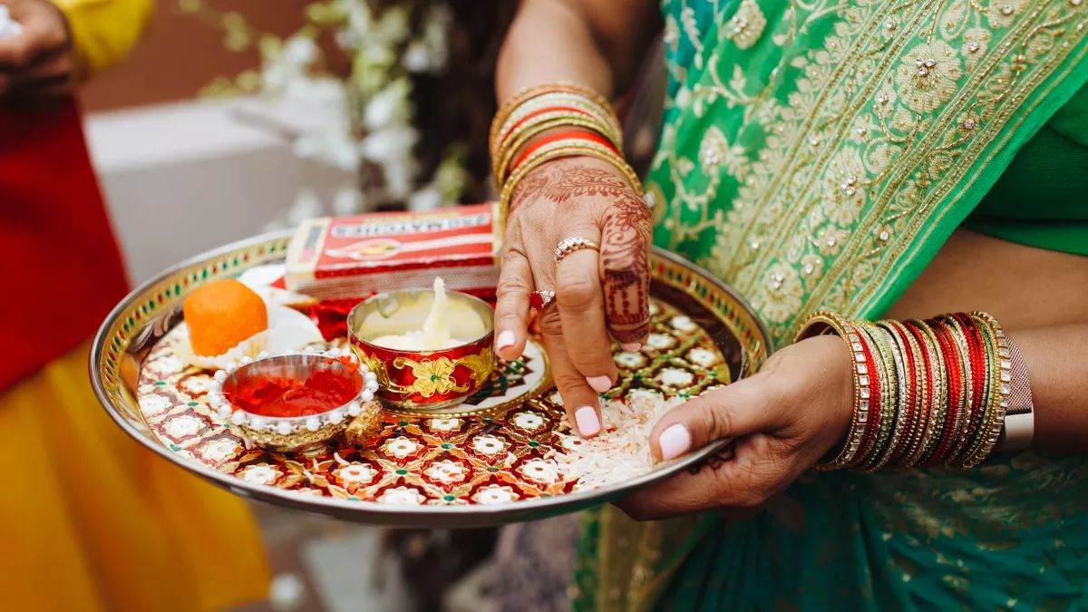 Raksha Bandhan 2025: घर पर ही बनाएं सुंदर राखी की पूजा थाली, जानें आसान और क्रिएटिव तरीके ...
