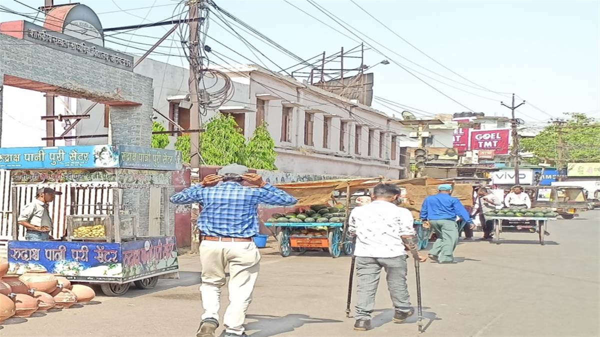 Bhopal News: बाजार को दरकिनार कर आनंद नगर के फुटपाथ पर लग रहा सब्जी ...