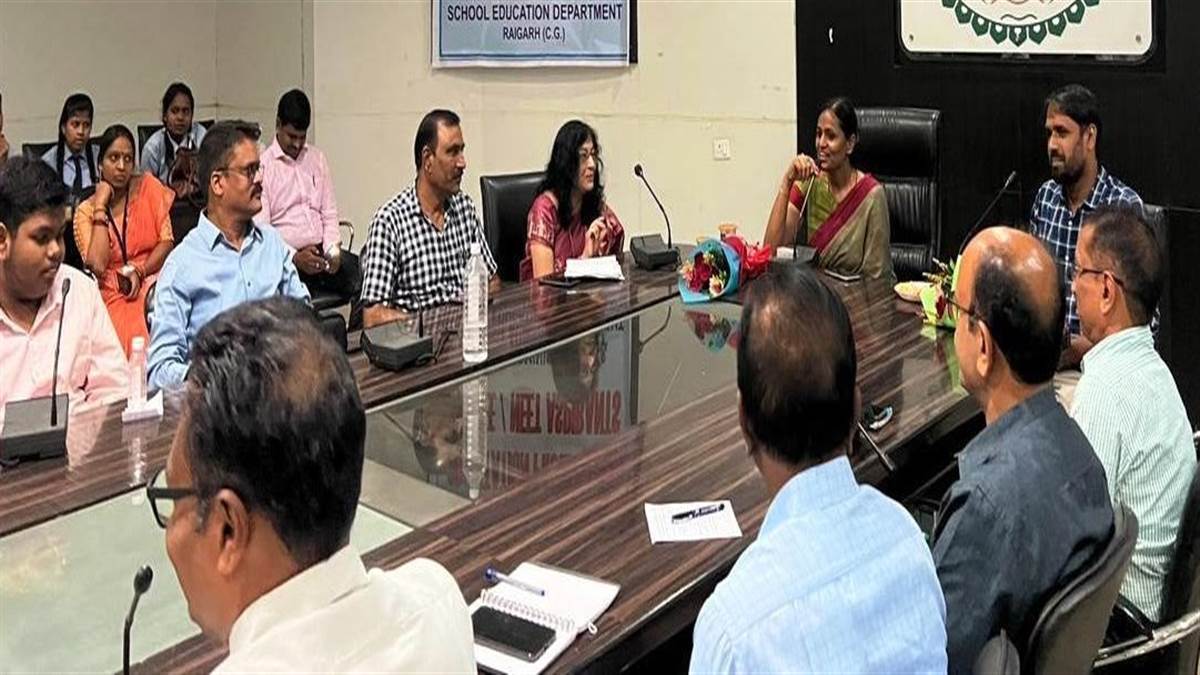 कलेक्टर रानू साहू ने कहा सफलता के लिए इच्छाशक्ति के साथ पूरे समर्पण से ...