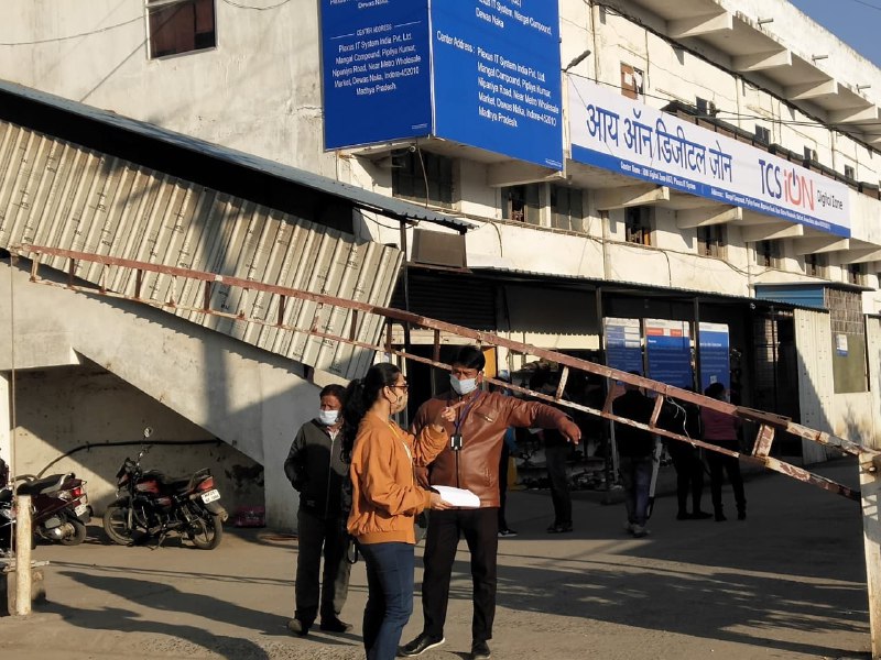 CAT Exam Indore: माता-पिता के साथ कैट परीक्षा देने पहुंचे विद्यार्थी ...