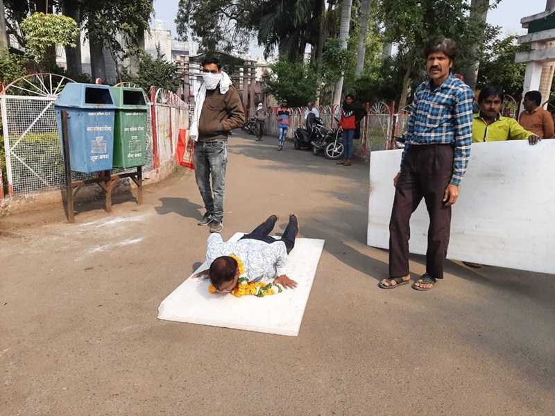 Harda News: कॉलोनी की सड़क नहीं बनी तो रहवासी दंडवत यात्रा कर नगर पाल ...